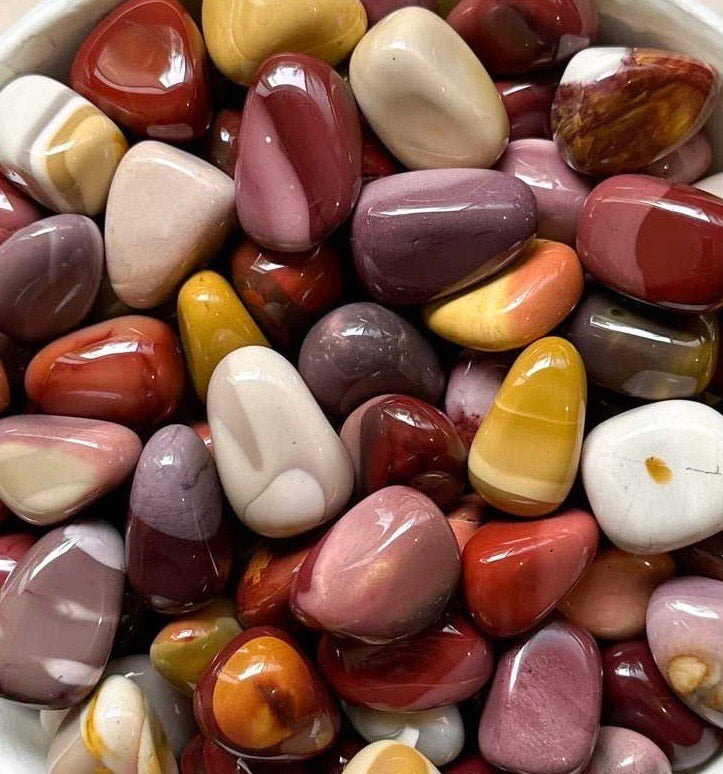 Mookaite jasper tumbled – Rock Petal Spirit